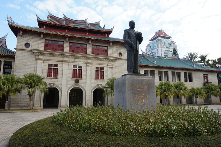2024群贤楼群是进入厦门大学后第一个看到的楼群，厦门大学的创始人是著名爱国华侨领袖陈嘉庚先生的雕像就..._群贤楼群-评论-去哪儿攻略